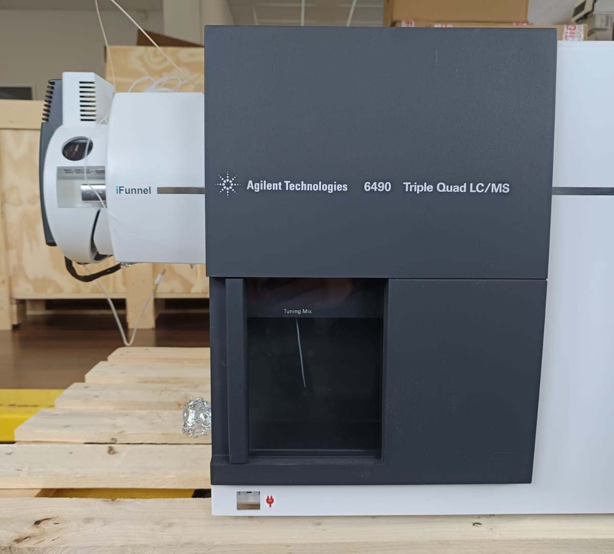 AGILENT / HP / HEWLETT-PACKARD / KEYSIGHT 6490B Spectrometer used for ...