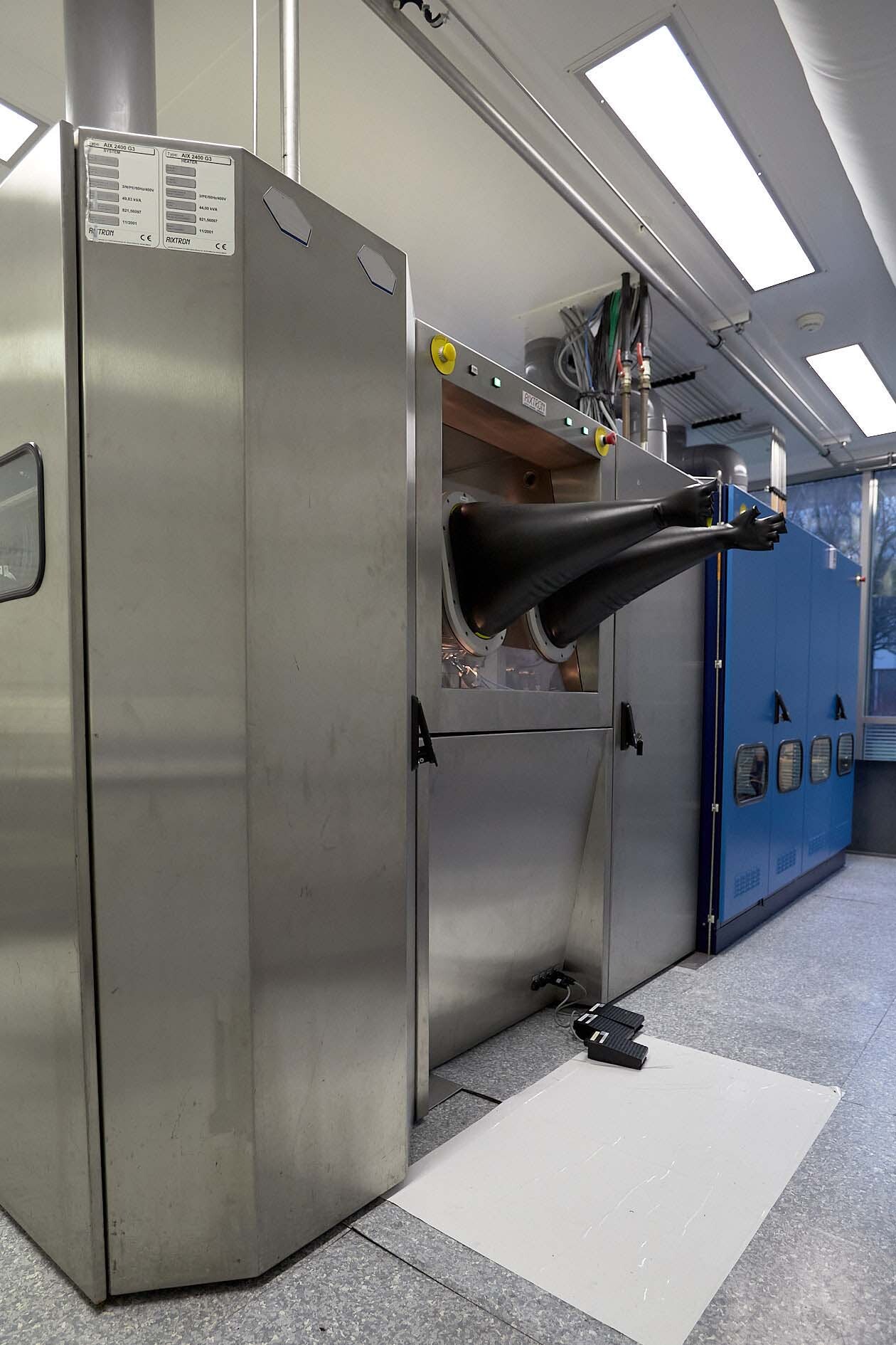 AIXTRON 2400 G3 Reactor used for sale price #293700069, 2001 > buy from CAE