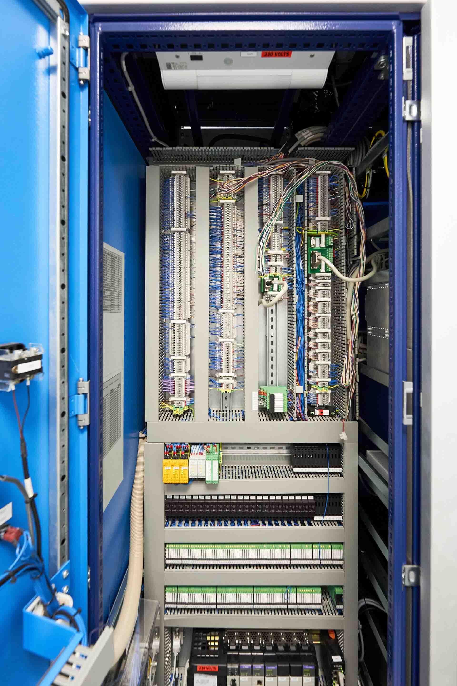 AIXTRON AIX 2600 G3 HT 익숙한 판매용 가격 #293596198, 2006 > 사다 from CAE