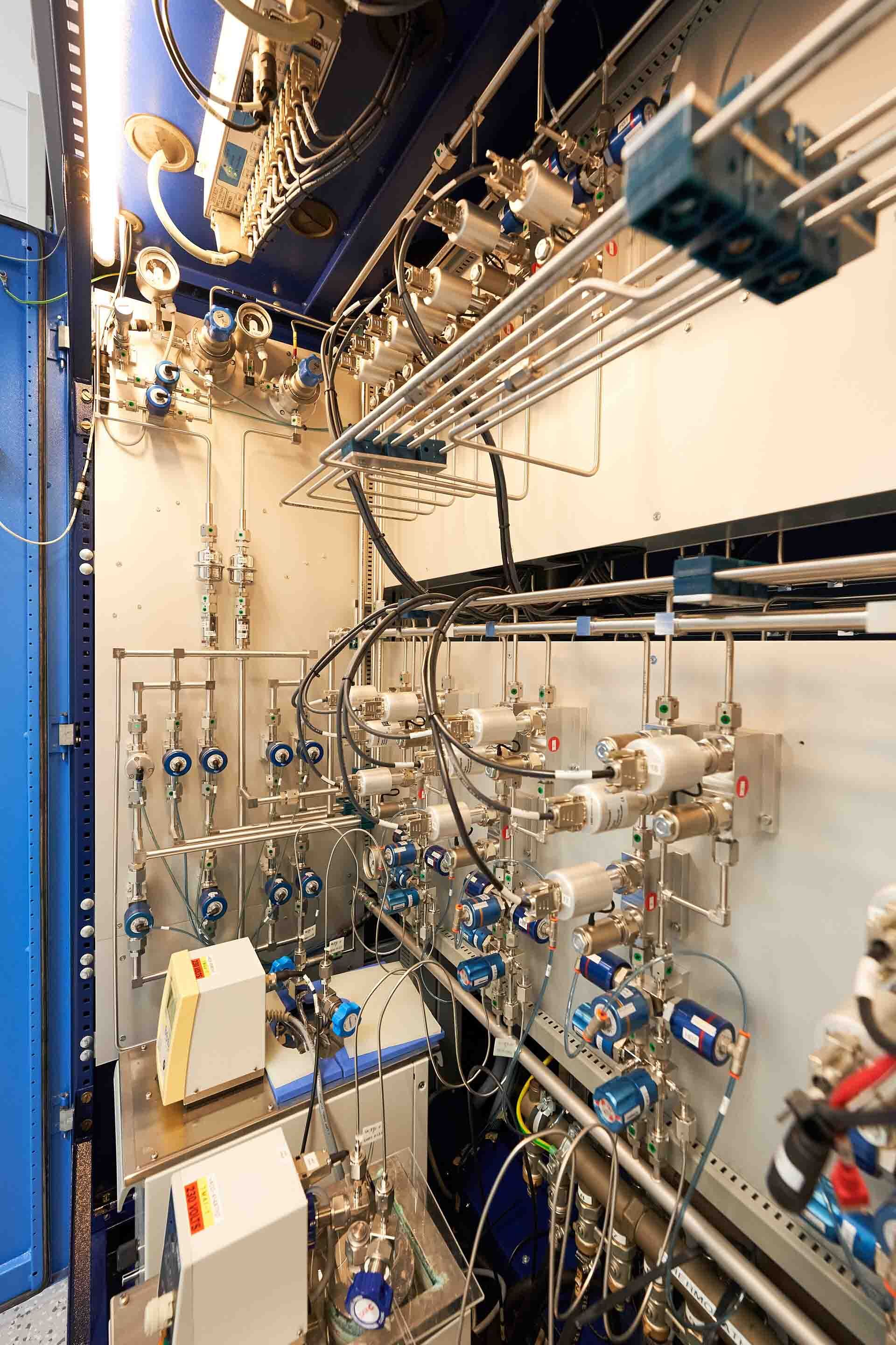 AIXTRON AIX 2600 G3 HT 익숙한 판매용 가격 #293596198, 2006 > 사다 from CAE