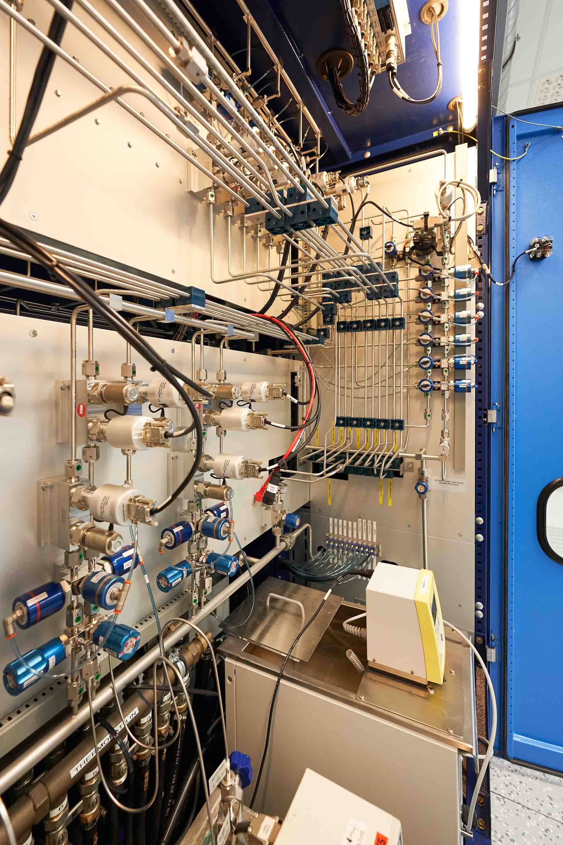 AIXTRON AIX 2600 G3 HT 익숙한 판매용 가격 #293596198, 2006 > 사다 from CAE