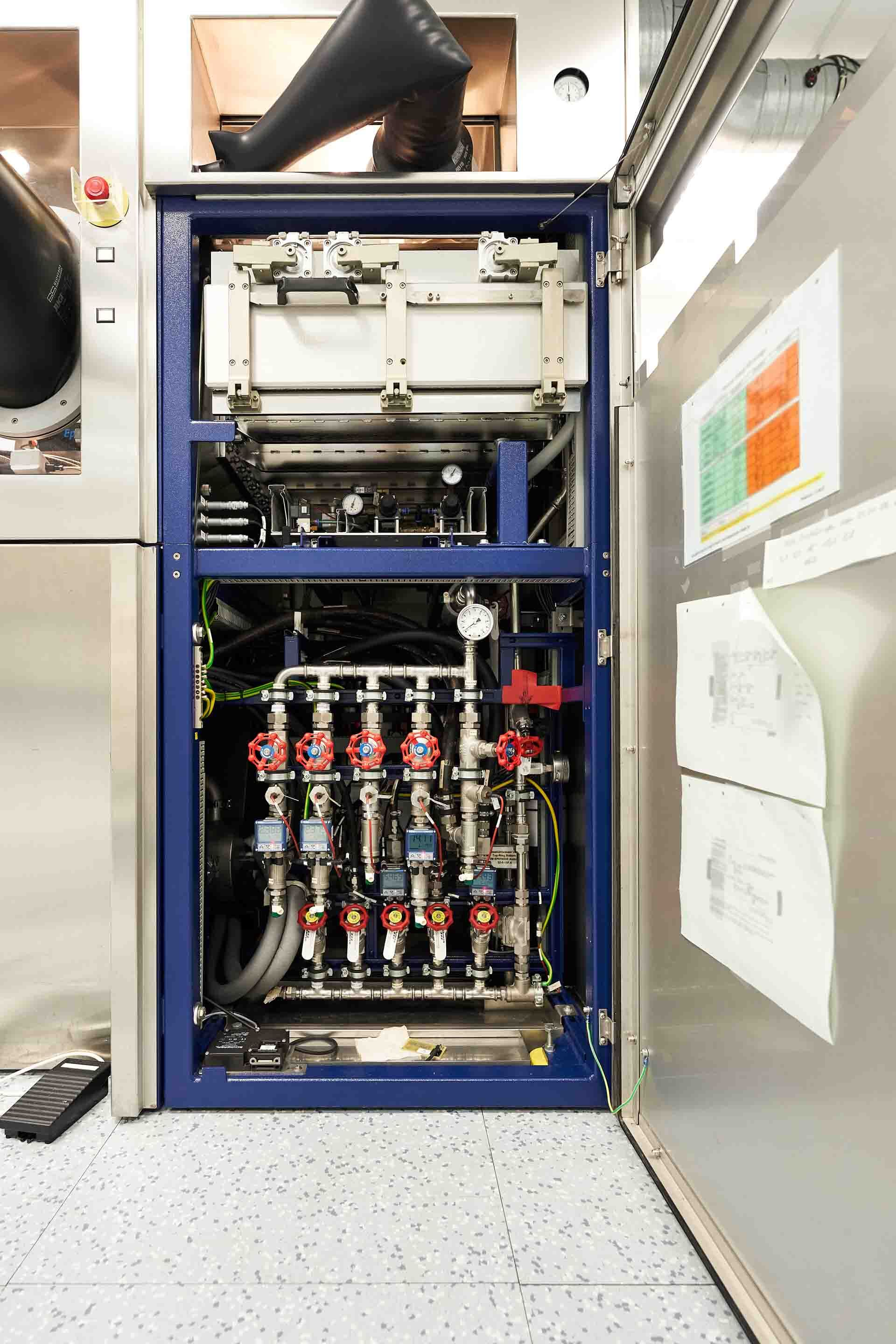 AIXTRON AIX 2600 G3 HT 익숙한 판매용 가격 #293596198, 2006 > 사다 from CAE