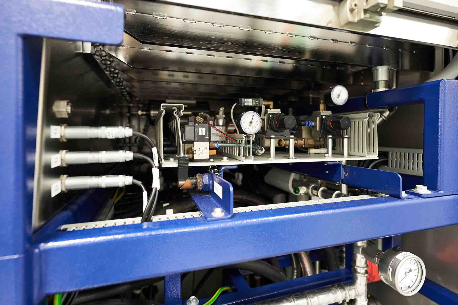 AIXTRON AIX 2600 G3 HT 익숙한 판매용 가격 #293596198, 2006 > 사다 from CAE