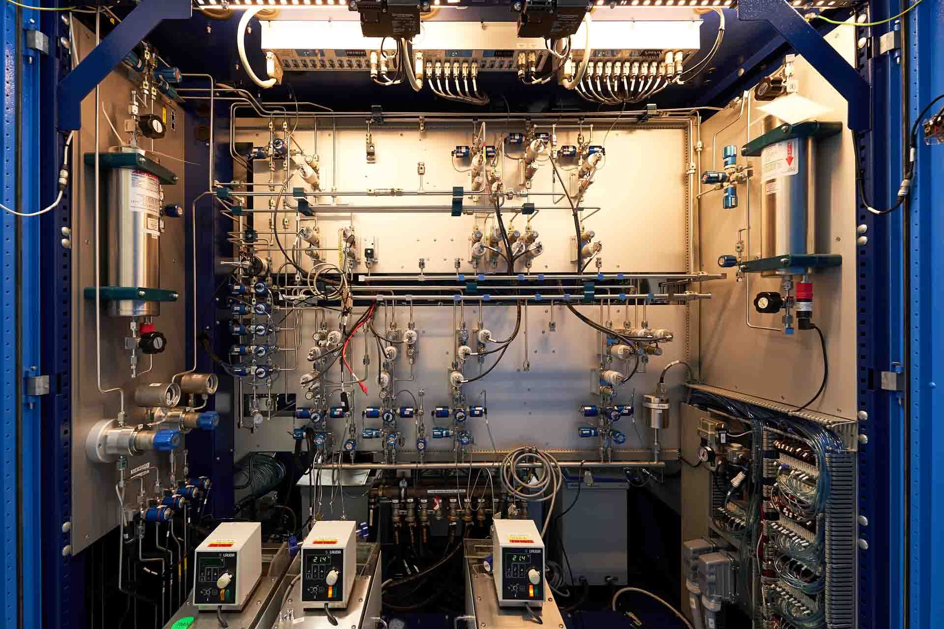 AIXTRON AIX 2600 G3 HT 익숙한 판매용 가격 #293596198, 2006 > 사다 from CAE