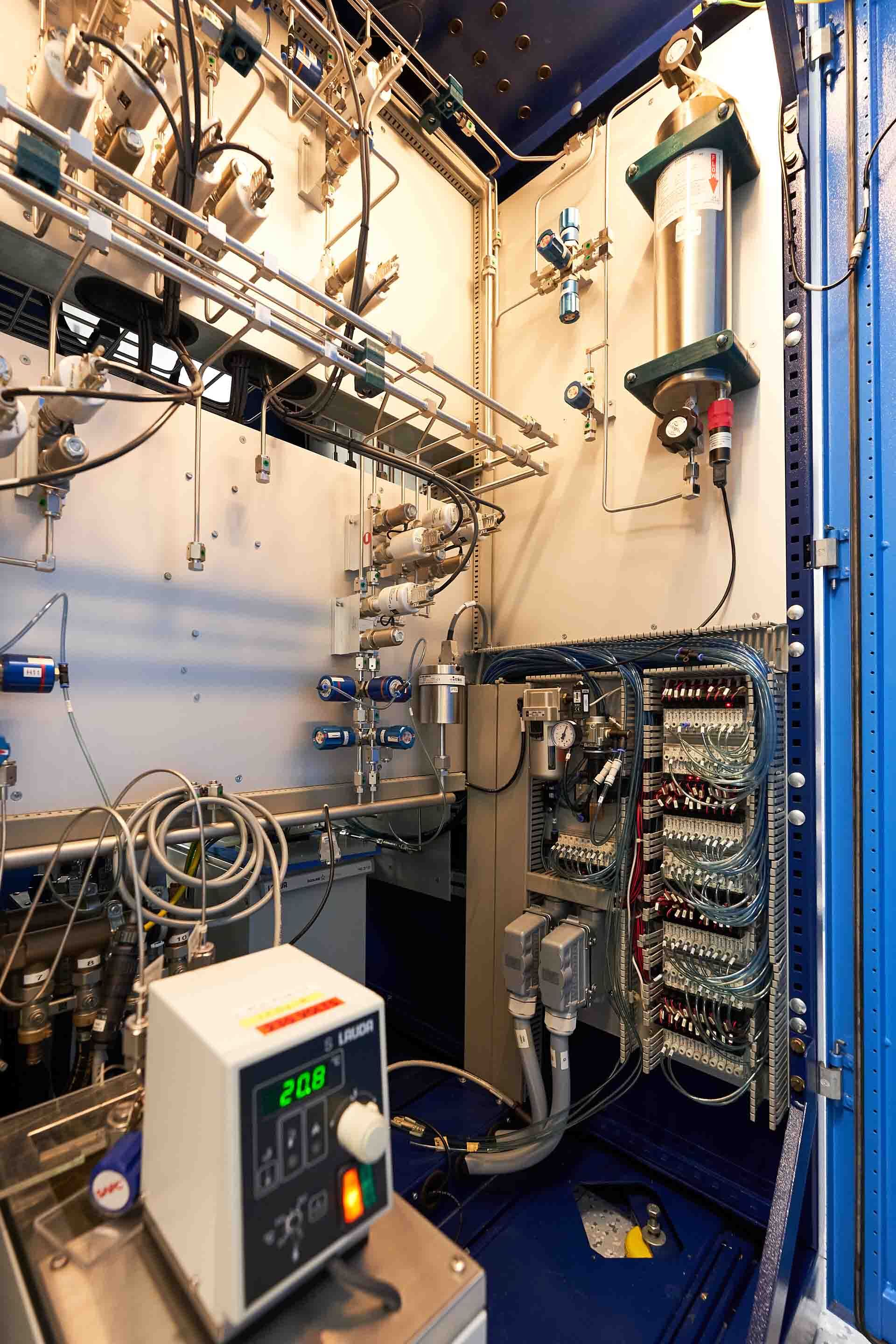 AIXTRON AIX 2600 G3 HT 익숙한 판매용 가격 #293596198, 2006 > 사다 from CAE