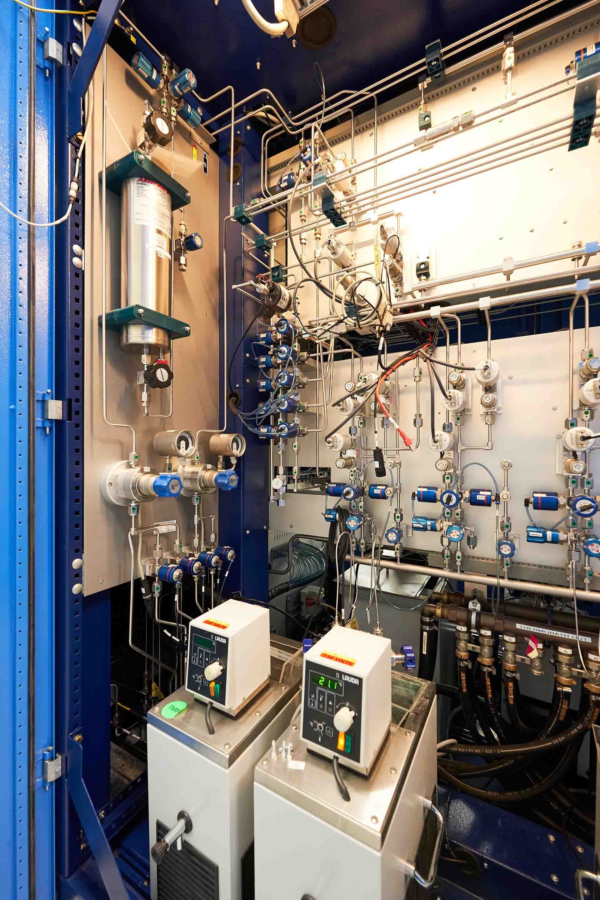 AIXTRON AIX 2600 G3 HT 익숙한 판매용 가격 #293596198, 2006 > 사다 from CAE