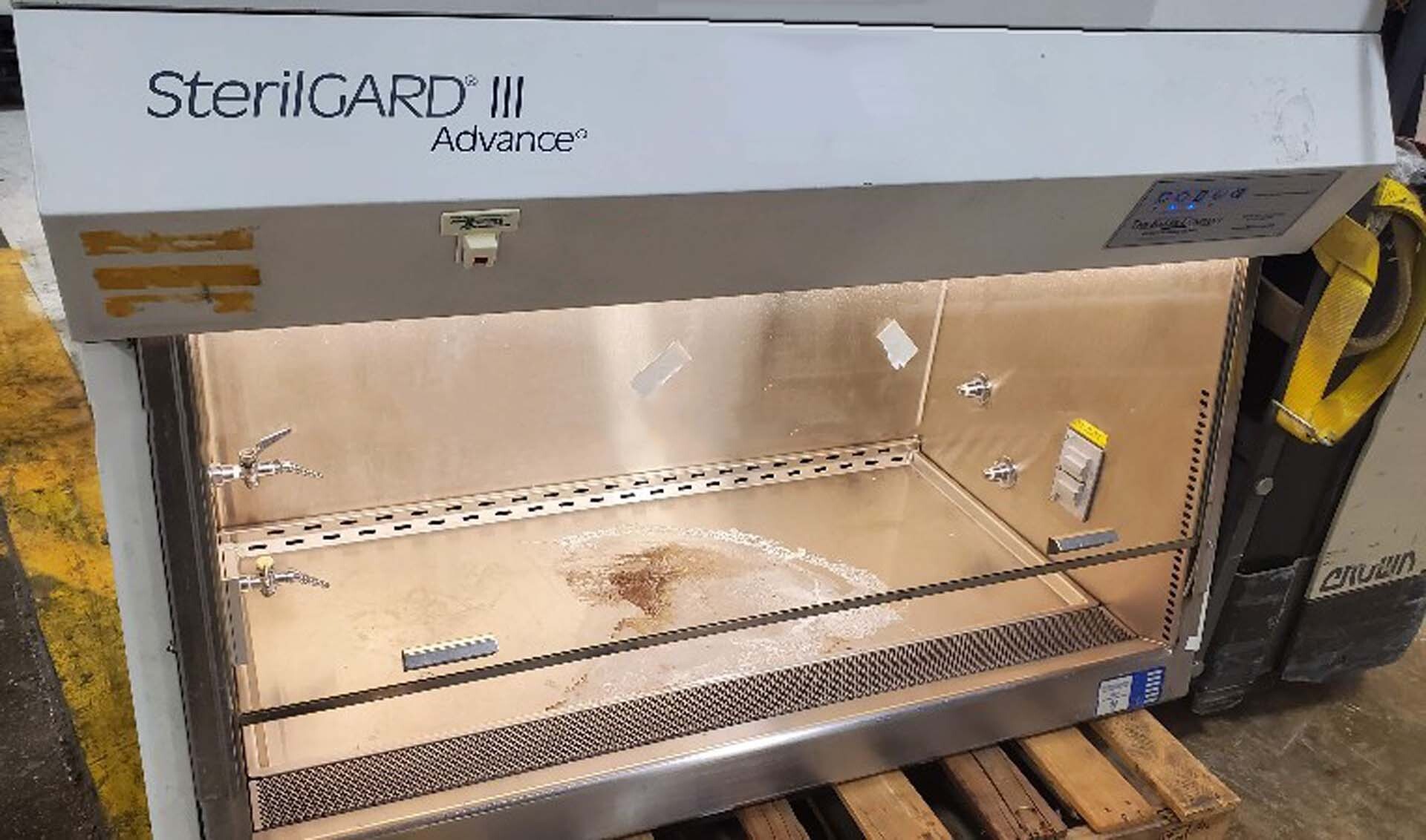 BAKER SterilGARD III Advance SG 403 Laminar Flow And Fume Hood used for ...