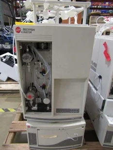 BECKMAN COULTER Lot of pumps and detectors 펌프 판매 가격 #293659691에 사용됨 ...