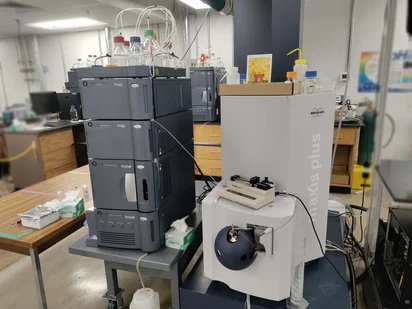 BRUKER Maxis Plus Spectrometer used for sale price #293723431 > buy ...