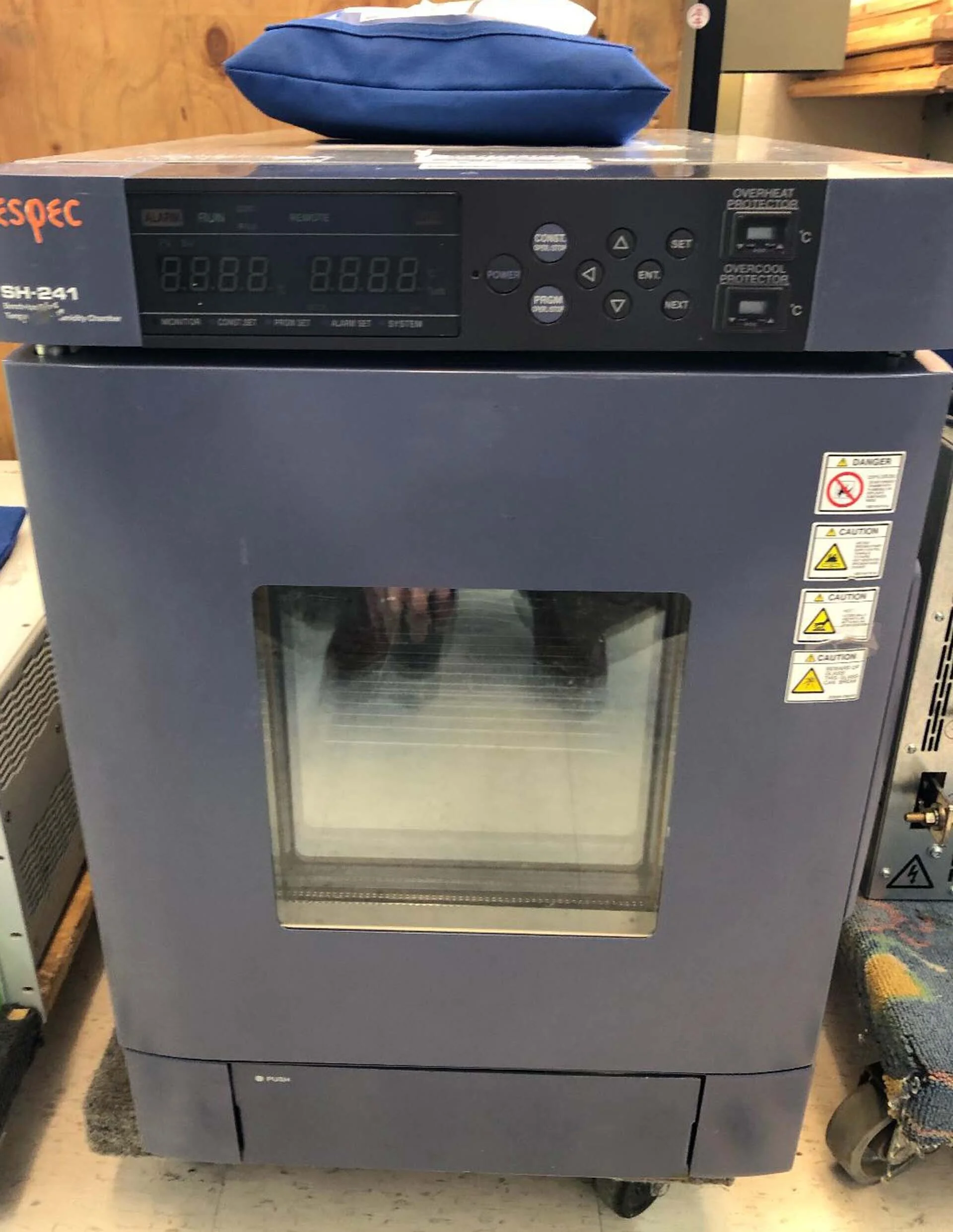 ESPEC SH-241 방 판매 가격 #9217236에 사용됨 > CAE에서 구매