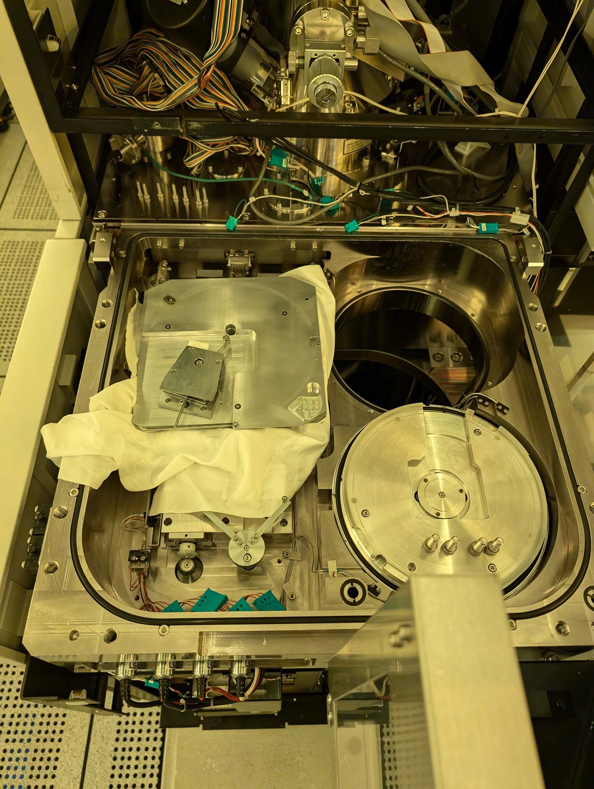 HITACHI S-8800 SEM used for sale price #293767100, 1995 > buy from CAE