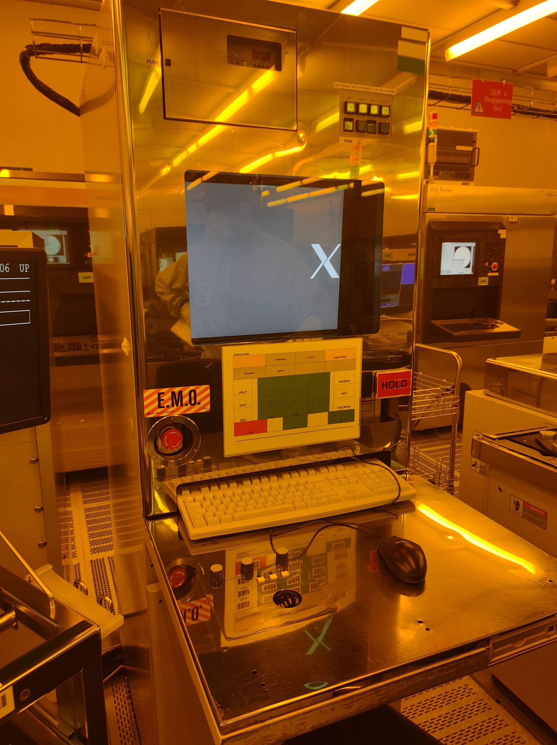 HITACHI S-8820 SEM used for sale price #293618031, 1995 > buy from CAE