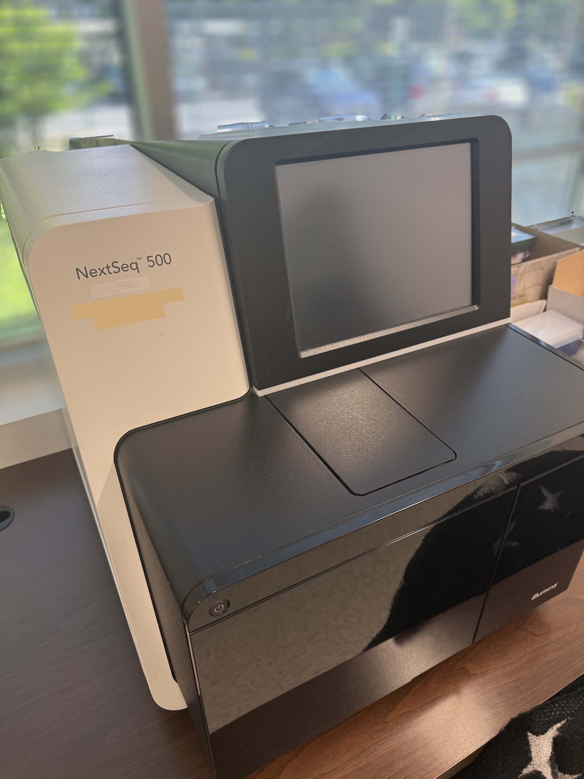 ILLUMINA NextSeq 500 實驗室設備 用於銷售價格 #293632332, 2014 > 從 CAE 購買