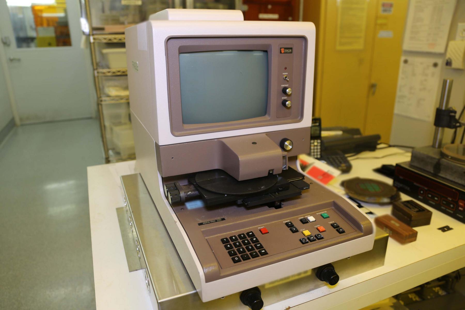 KLA / TENCOR Alpha Step 200 웨이퍼 테스터 판매 가격 #9177404에 사용됨 > CAE에서 구매