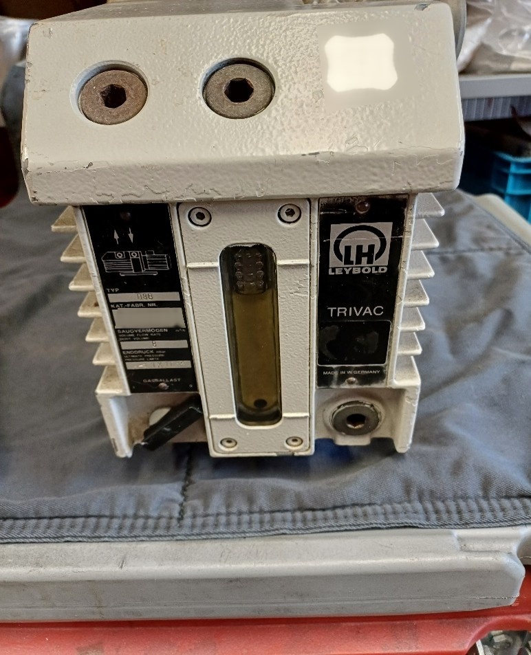 LEYBOLD HERAEUS Trivac D8B Pump used for sale price #293819391 > buy ...