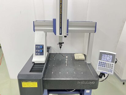 MITUTOYO Crysta-Plus M443 Optical Comparator used for sale price ...