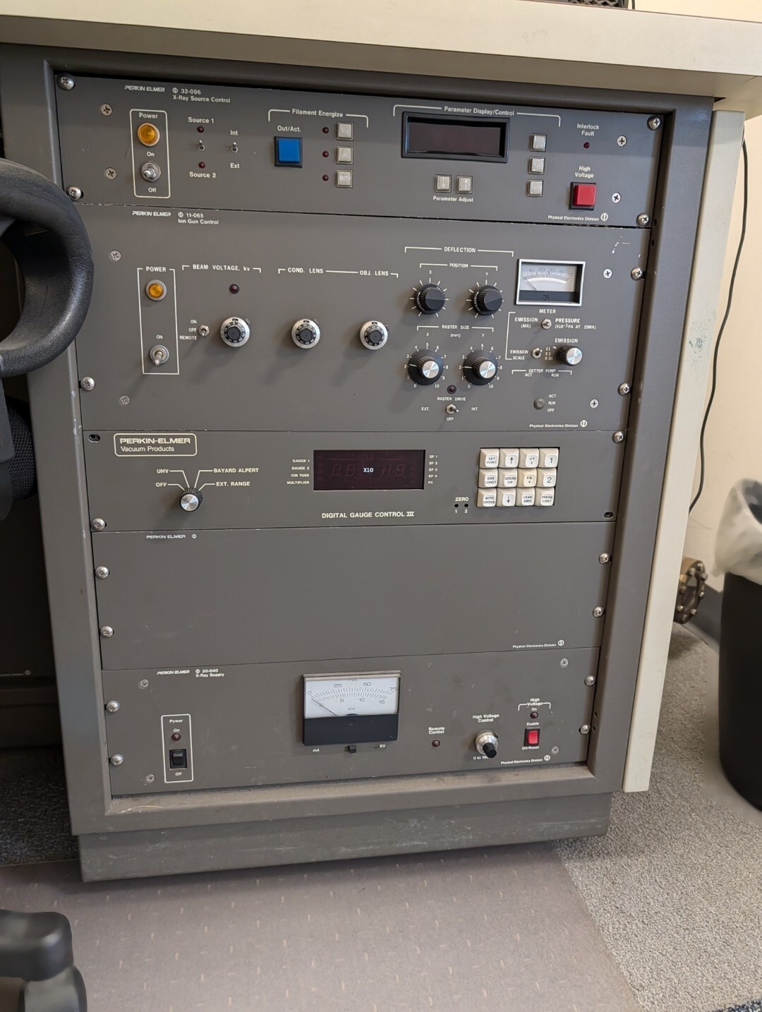 PHYSICAL ELECTRONICS / PHI XPS System X-ray Equipment used for sale ...