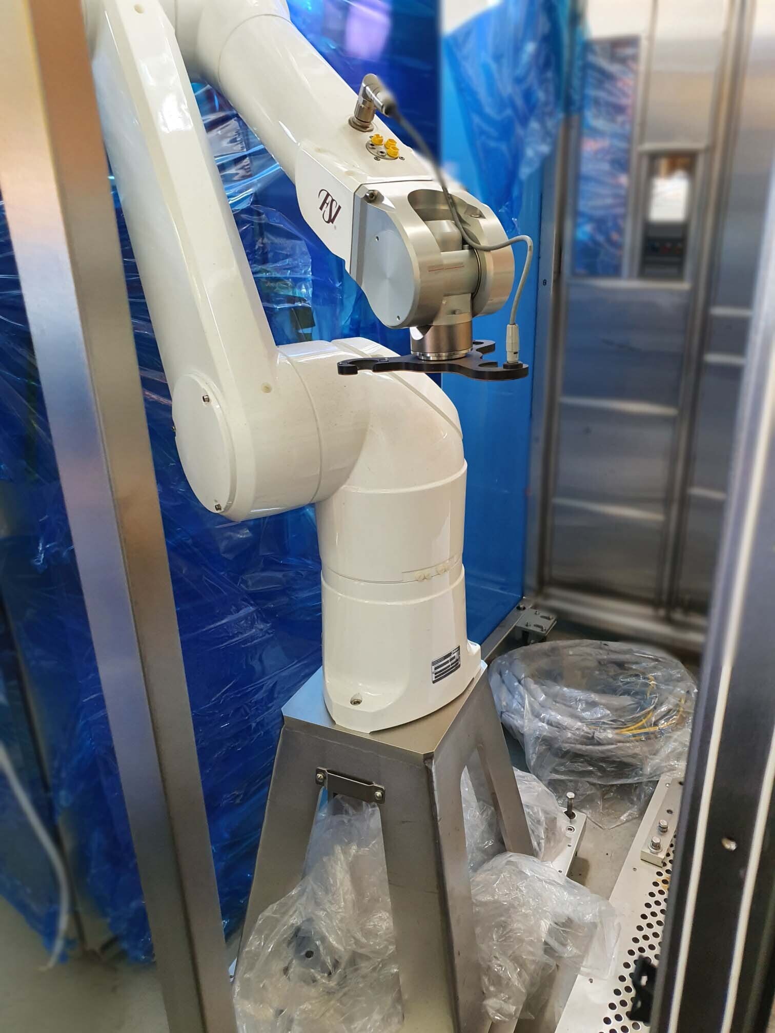 STAUBLI TX90 XLSCRfsi2 Wafer Handler used for sale price #9294303, 2009 ...