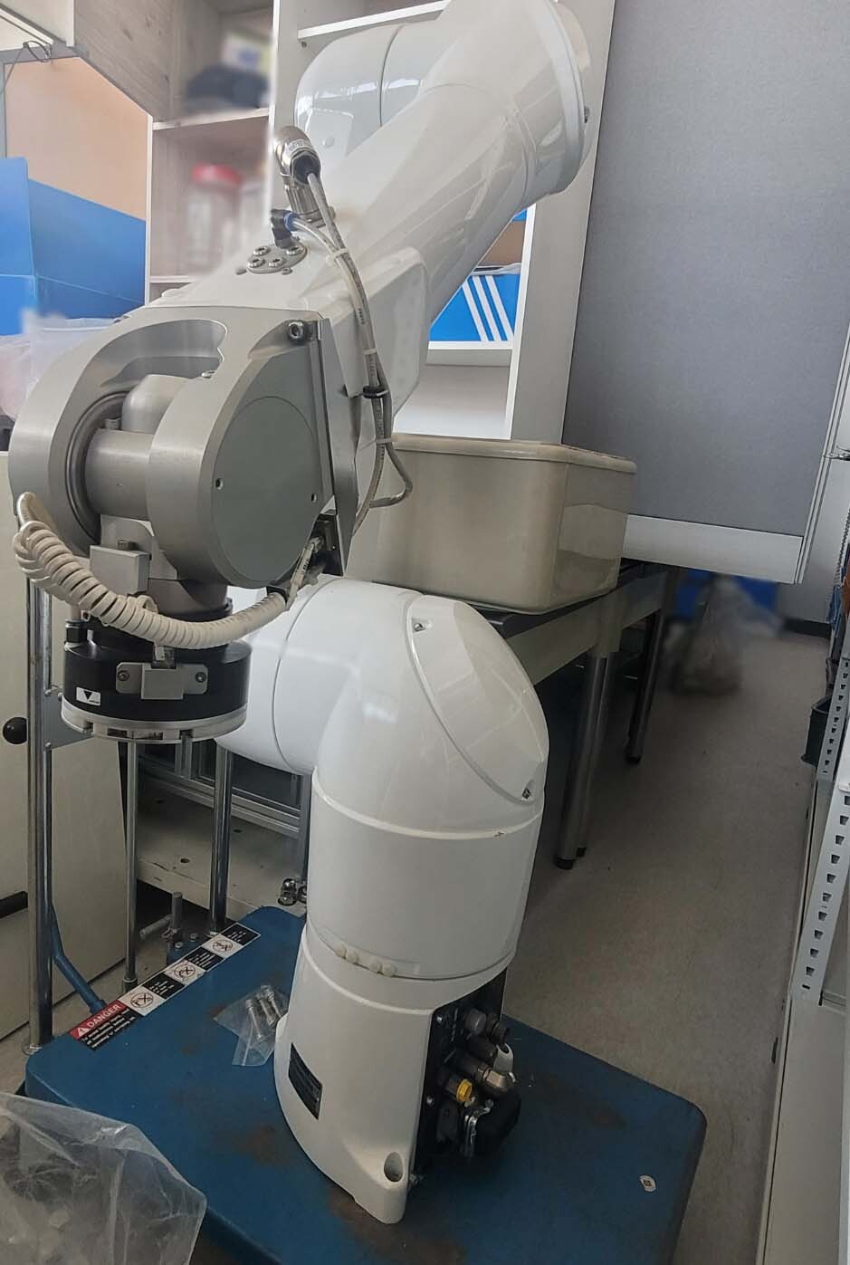 STAUBLI TX90 XLSCRfsi2 Wafer Handler used for sale price #9294303, 2009 ...