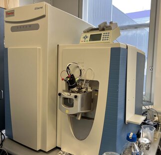 THERMO FISHER SCIENTIFIC Q Exactive Spectrometer used for sale price ...
