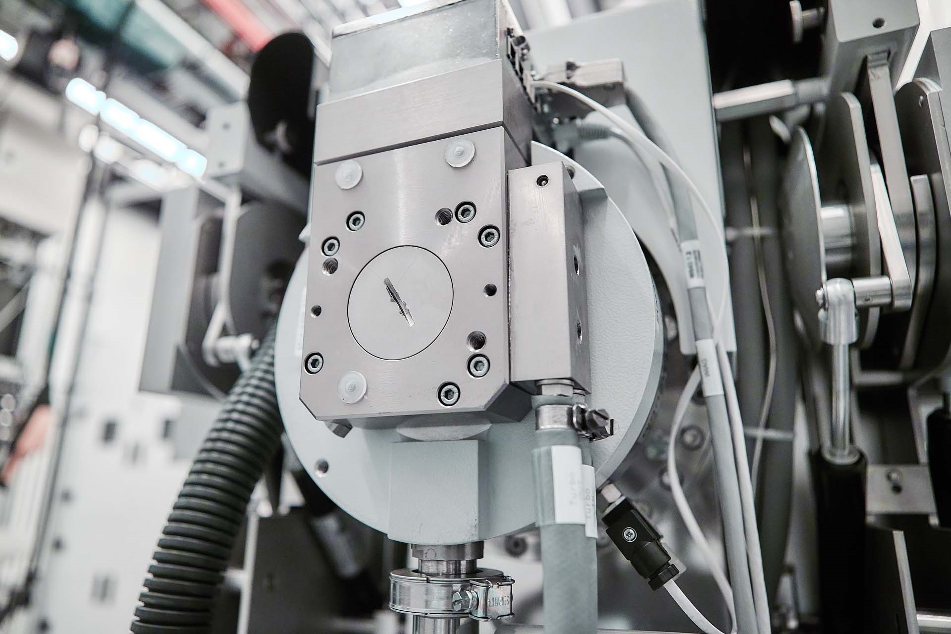 UNAXIS Clusterline 200 used for sale price #9189483, 2000 > buy from CAE