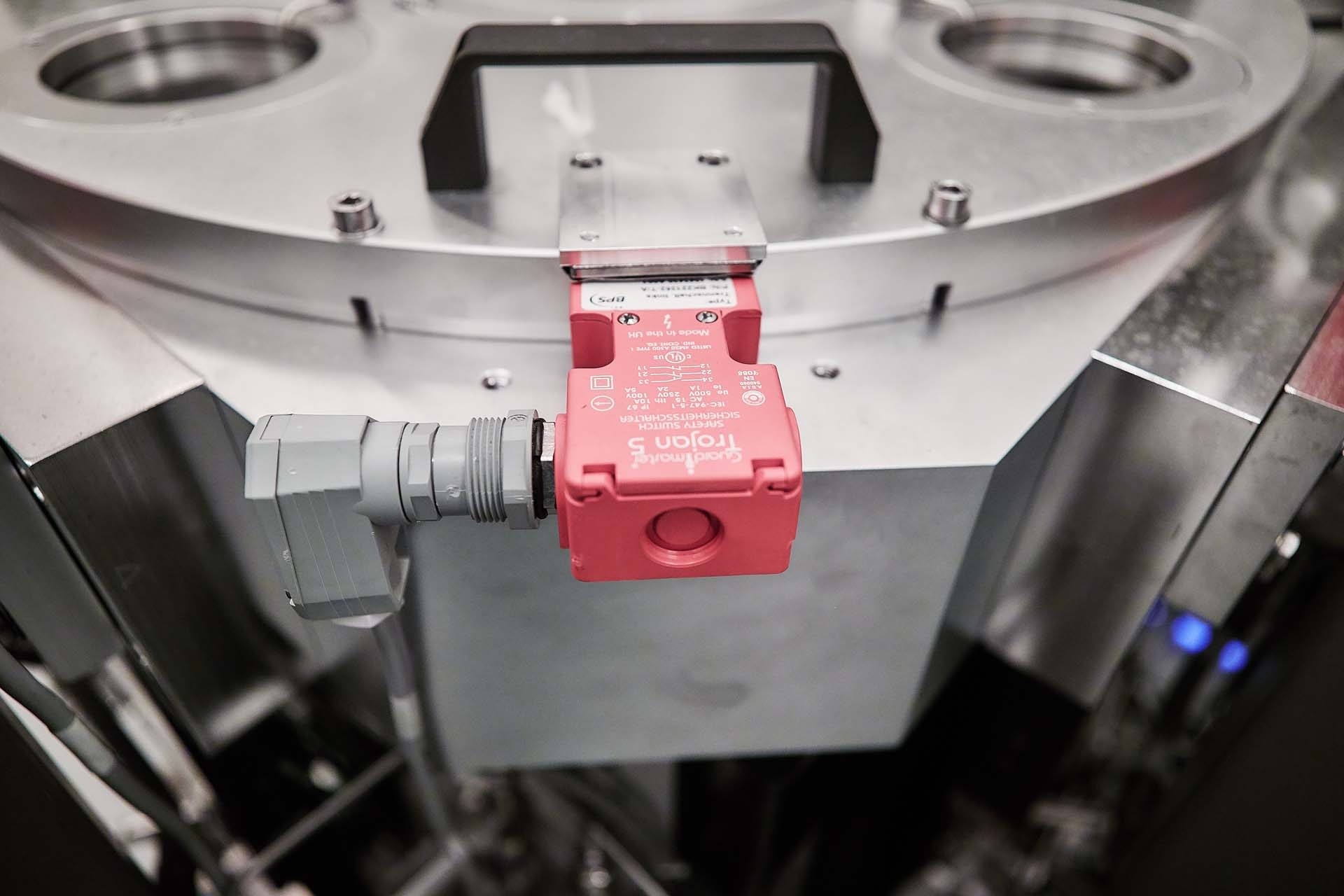 UNAXIS Clusterline 200 used for sale price #9189483, 2000 > buy from CAE