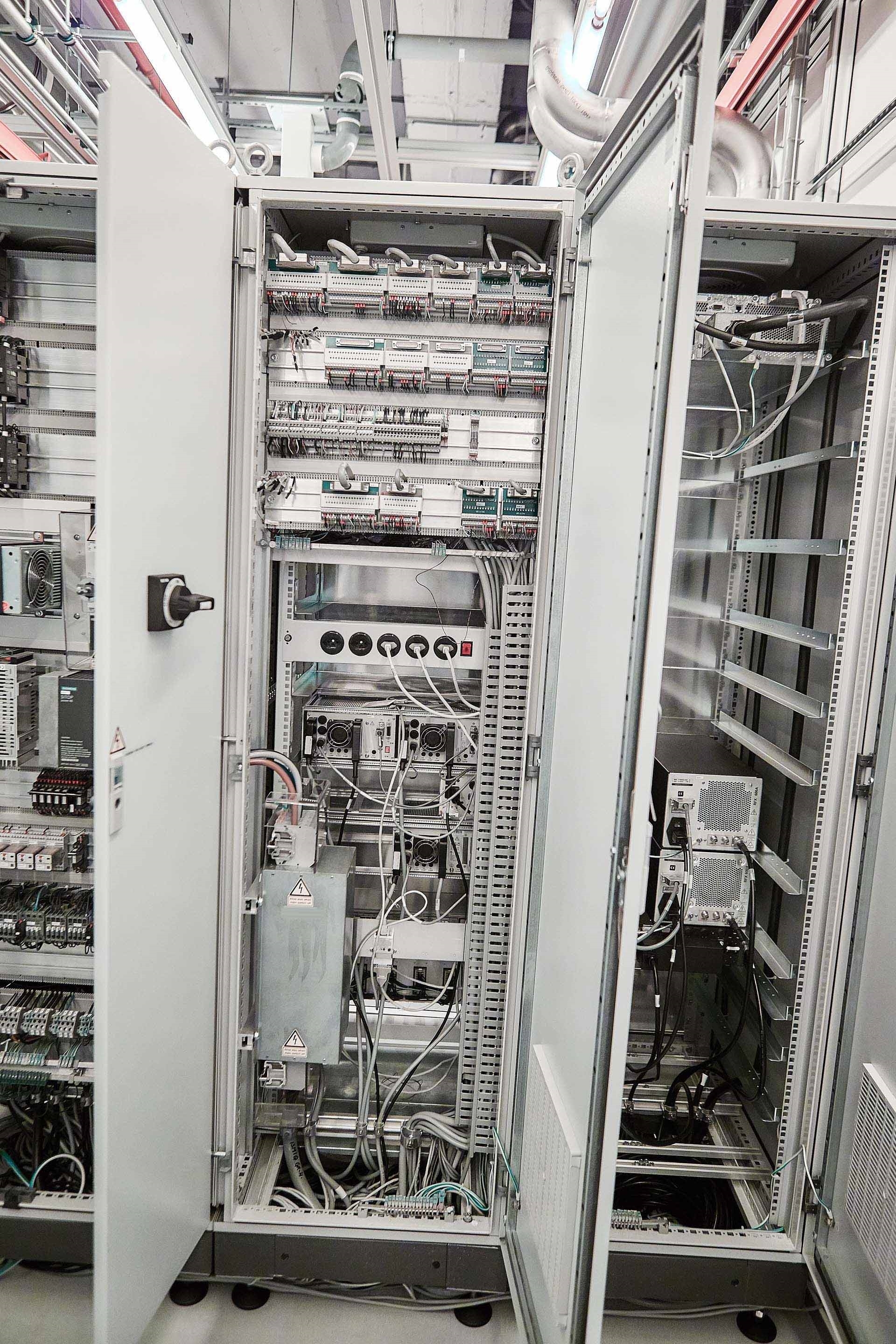 UNAXIS Clusterline 200 used for sale price #9189483, 2000 > buy from CAE