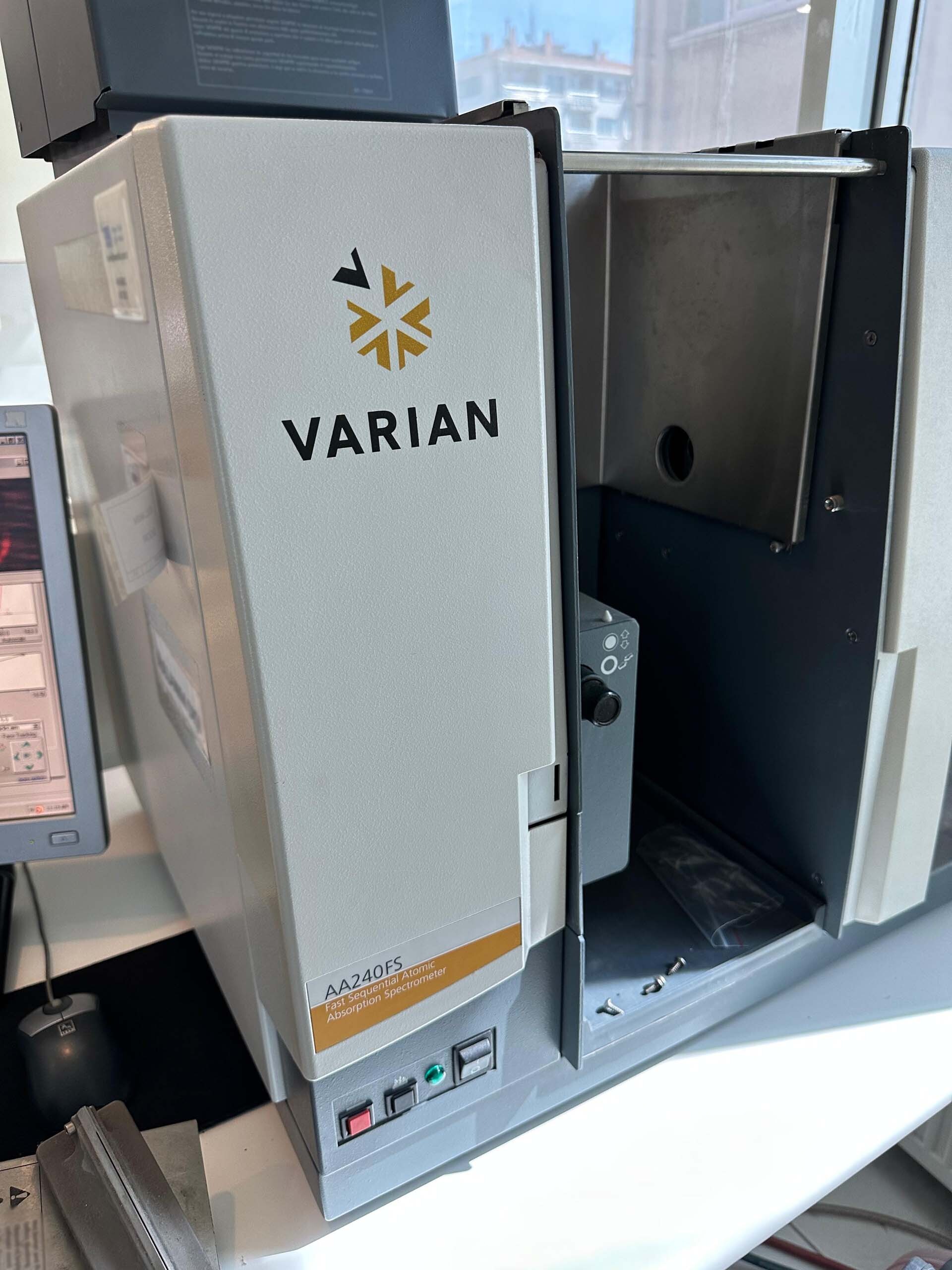 VARIAN AA 240FS 분광계 판매 가격 #293766578에 사용됨 > CAE에서 구매